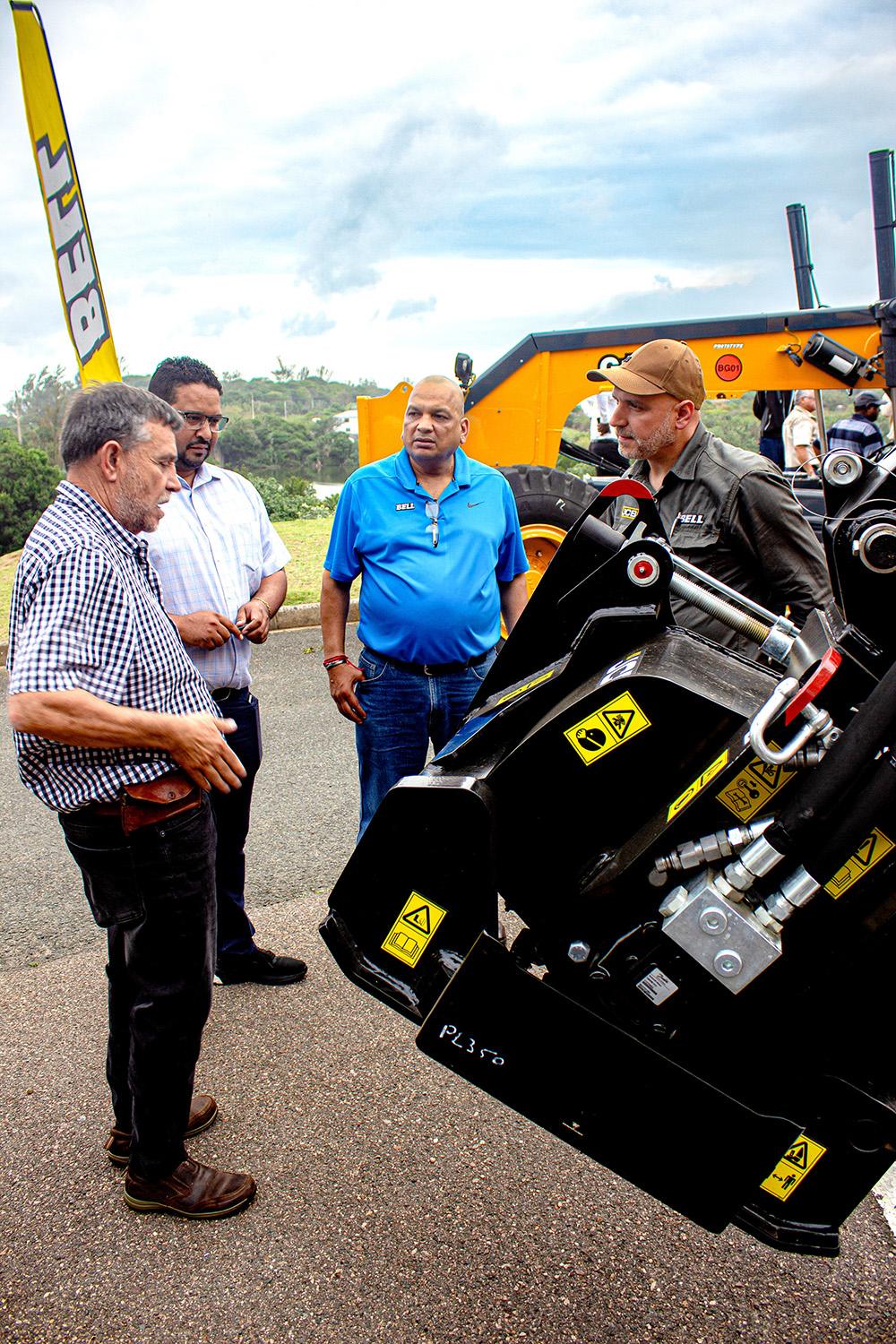 Bell Grader presented to an inter-provincial delegation - Bell Equipment